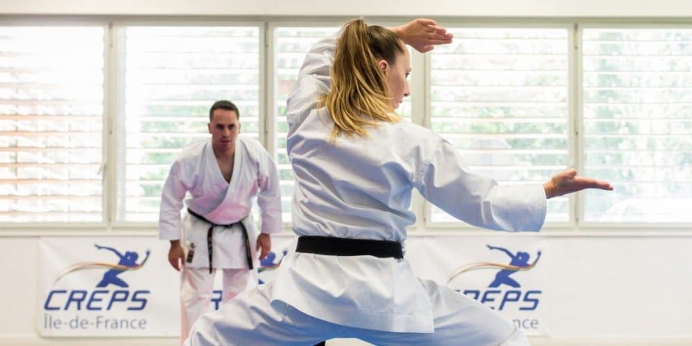 Alexandra Feracci signe sa CAE – Fédération Française de Karaté